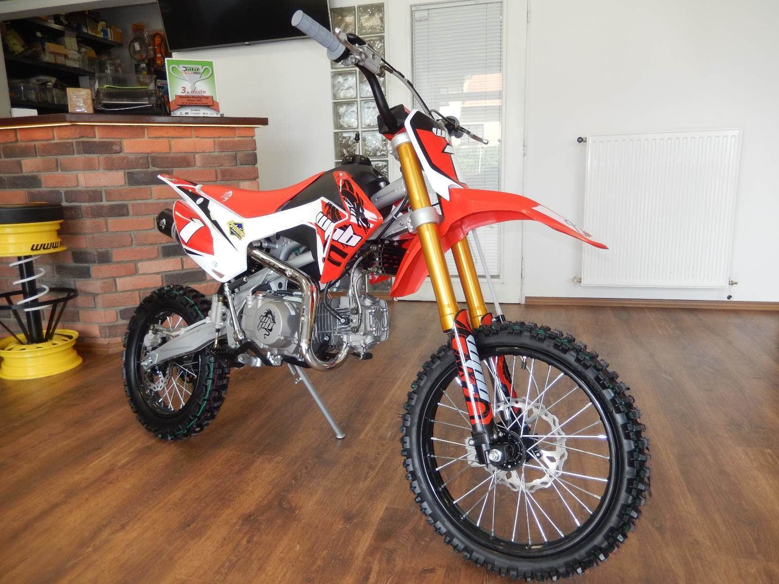 Stomp WPB Race 140 (NOVÁ, 2025), 40.990 Kč - TipMoto.com