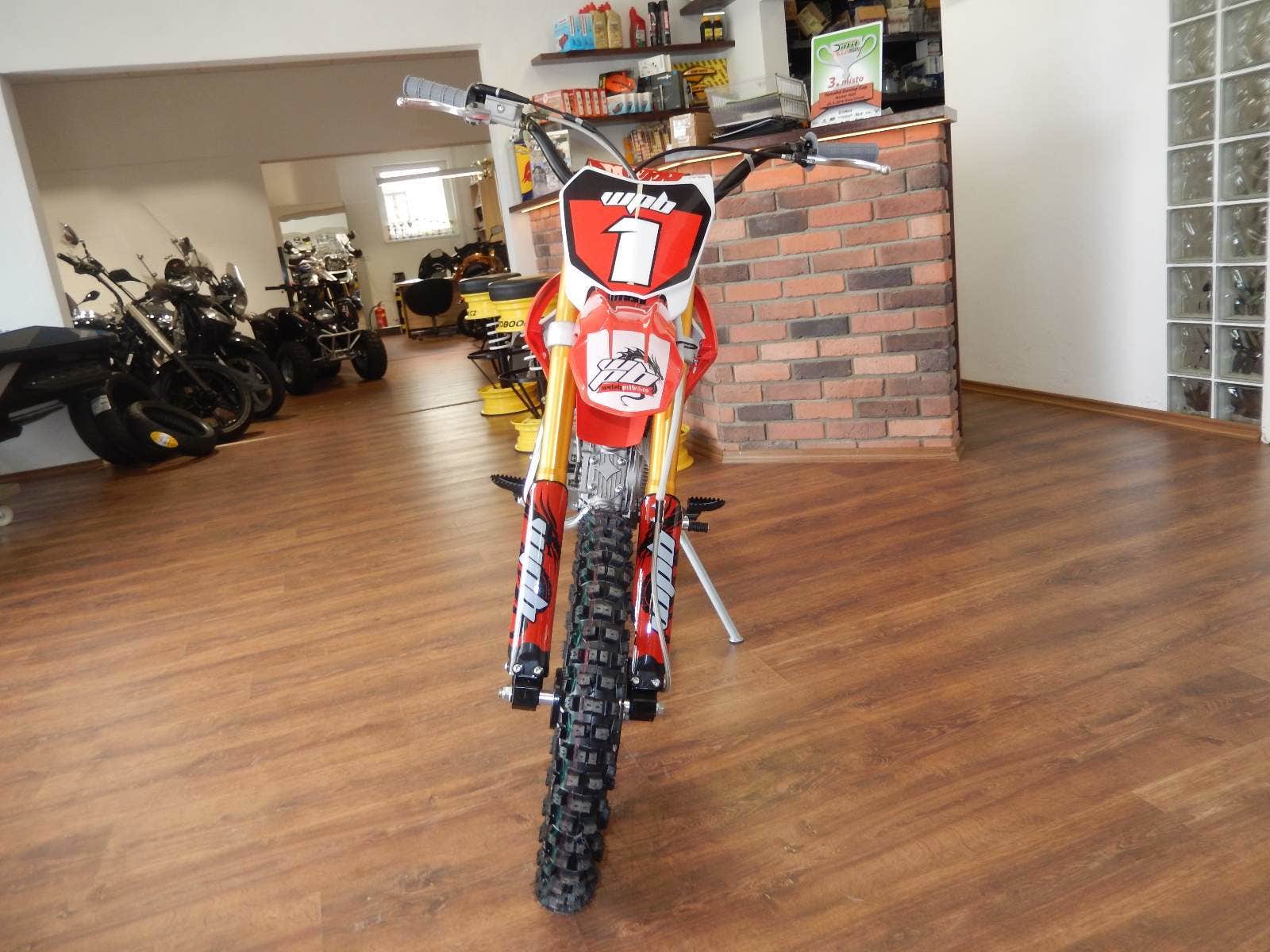 Stomp WPB Race 140 (NOVÁ, 2025), 40.990 Kč - TipMoto.com