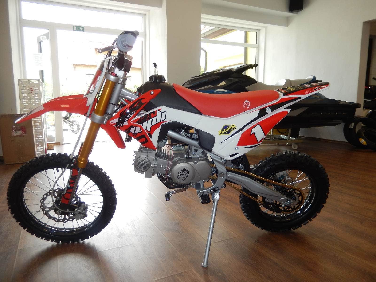 Stomp WPB Race 140 (NOVÁ, 2025), 40.990 Kč - TipMoto.com