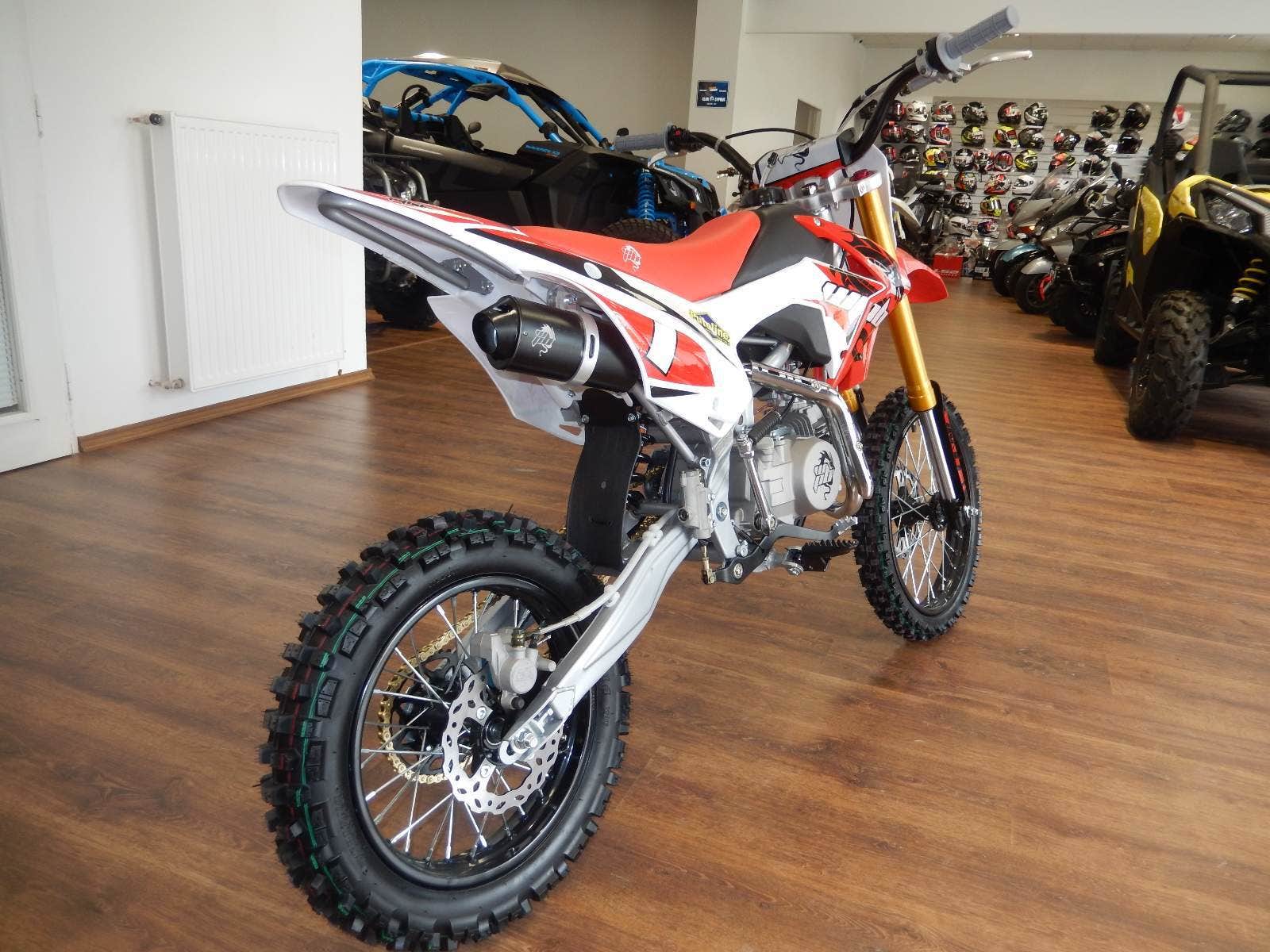 Stomp WPB Race 140 (NOVÁ, 2025), 40.990 Kč - TipMoto.com