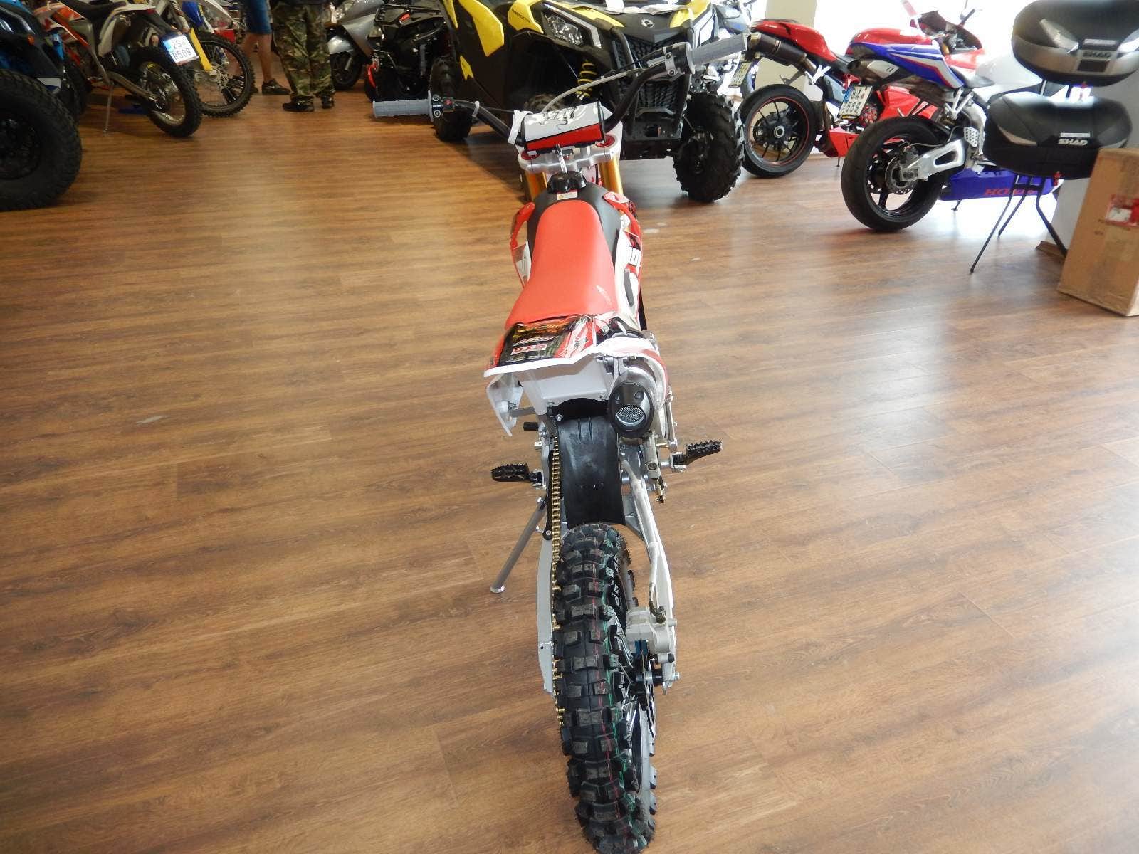 Stomp WPB race 155 (NOVÁ, 2025), 47.990 Kč - TipMoto.com