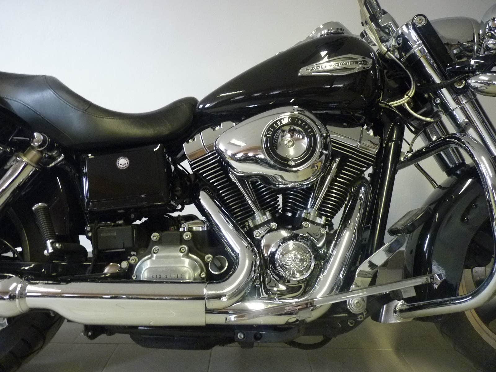 Harley-Davidson FLD Dyna Switchback (2014), 219.000 Kč - TipMoto.com