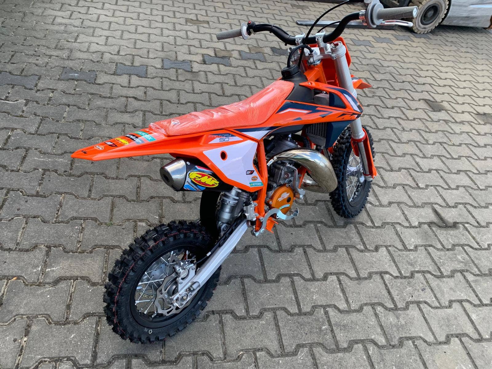 KTM 50 SX FACTORY 2023 (NOVÁ, 2023), 124.100 Kč - TipMoto.com