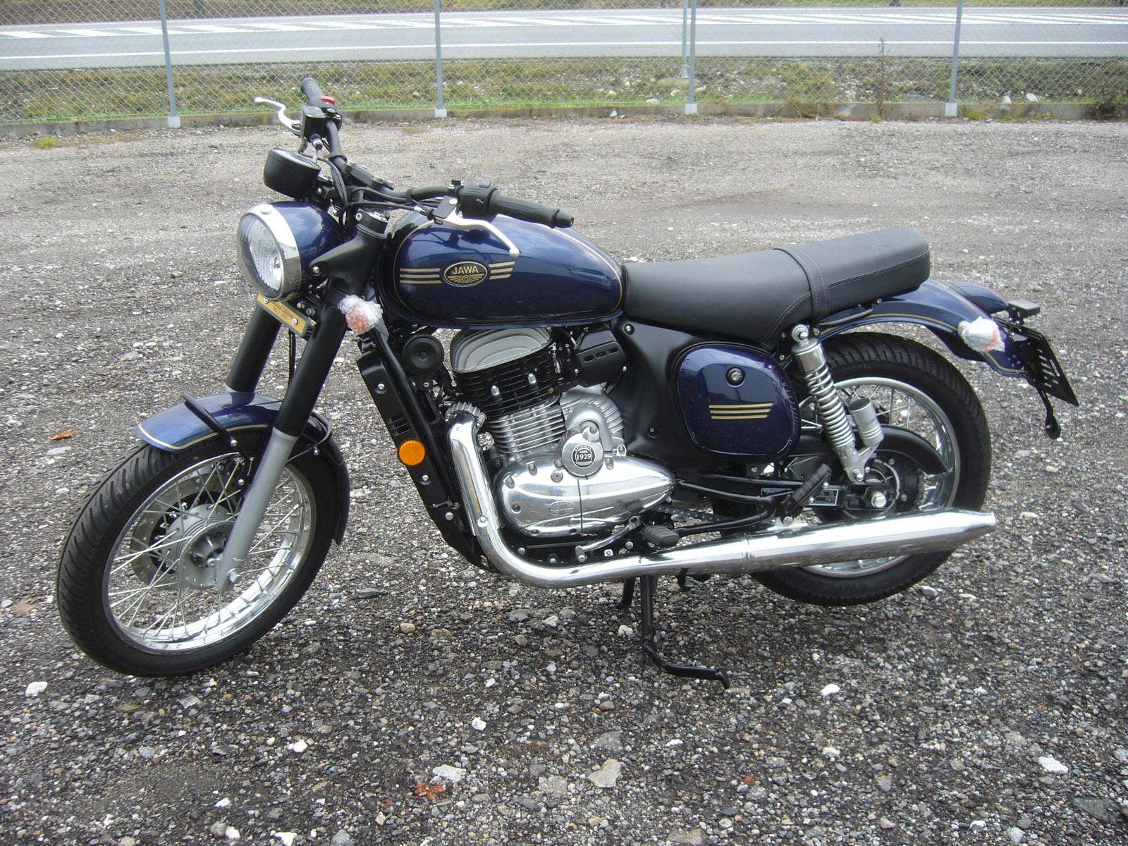 Jawa 300 CL , LIMITED EDITON , KÝVAČKA (2025), 129.900 Kč - TipMoto.com