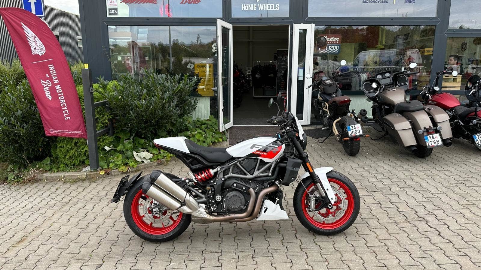 Indian FTR Sport White Lightning / Indy Red (2023), 319.900 Kč ...