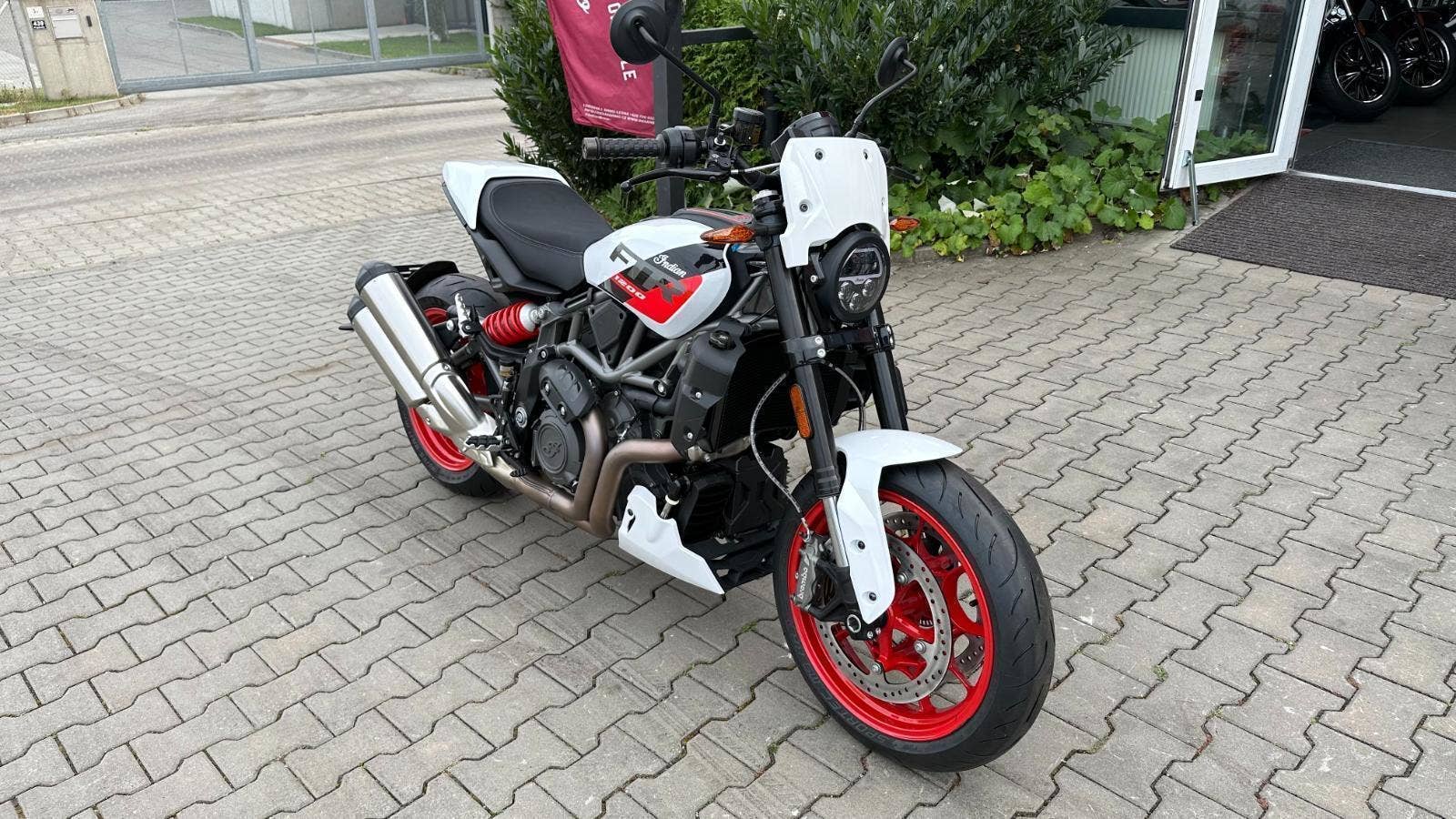 Indian FTR Sport White Lightning / Indy Red (2023), 319.900 Kč ...