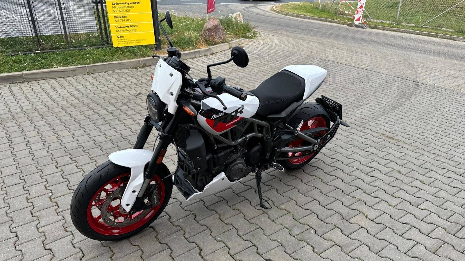 Indian FTR Sport White Lightning / Indy Red (2023), 319.900 Kč ...