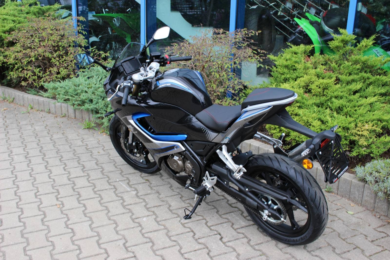 QJ Motor SRK 125 R MODEL 2025 SKLADEM NOVINKA (2025), 86.899 Kč ...