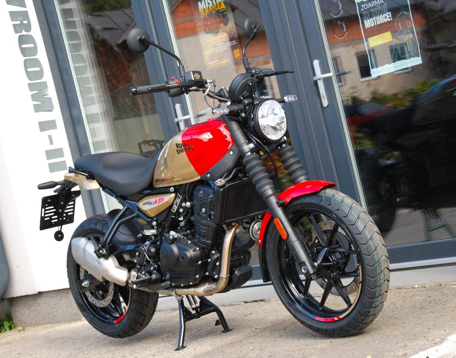 Royal Enfield Guerrilla 450 GOLD DIP - AKCE, dárek ZDARMA (NOVÁ, 2025 ...