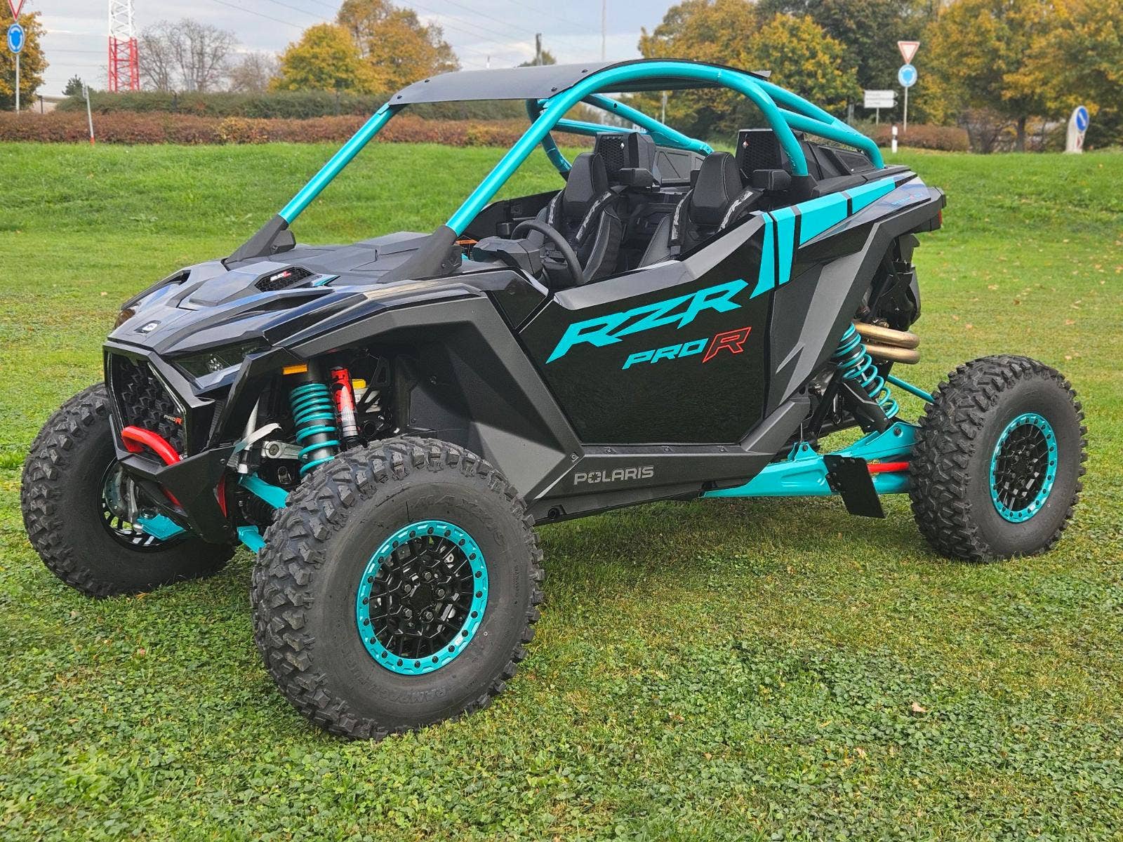 Polaris RZR PRO R MY 2025 Ultimate SPZ (NOVÁ, 2024), 1.319.990 Kč - TipMoto.com