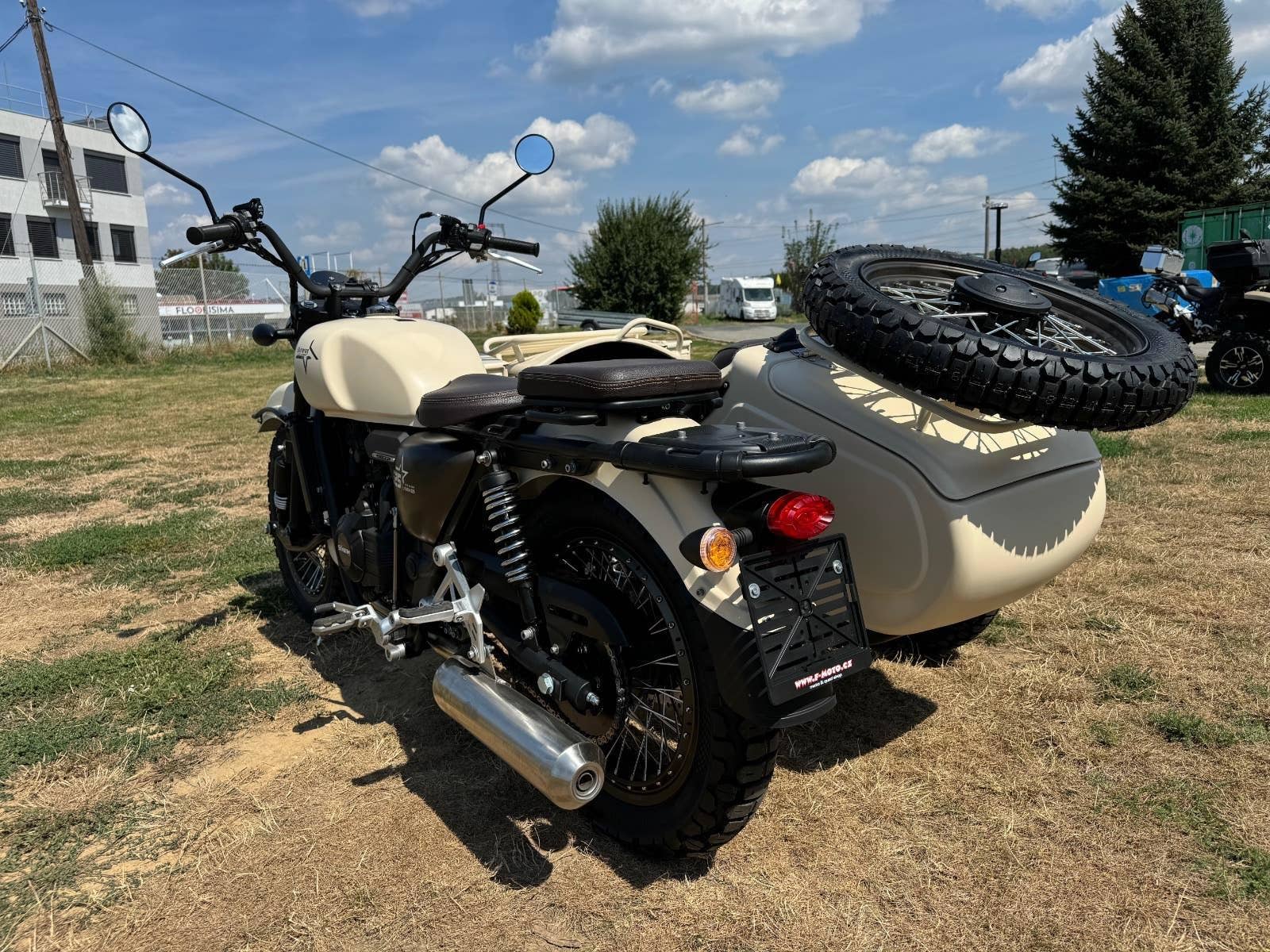 SWM - SIDECAR 520 - CREAM (NOVÁ, 2024), 259.990 Kč - TipMoto.com