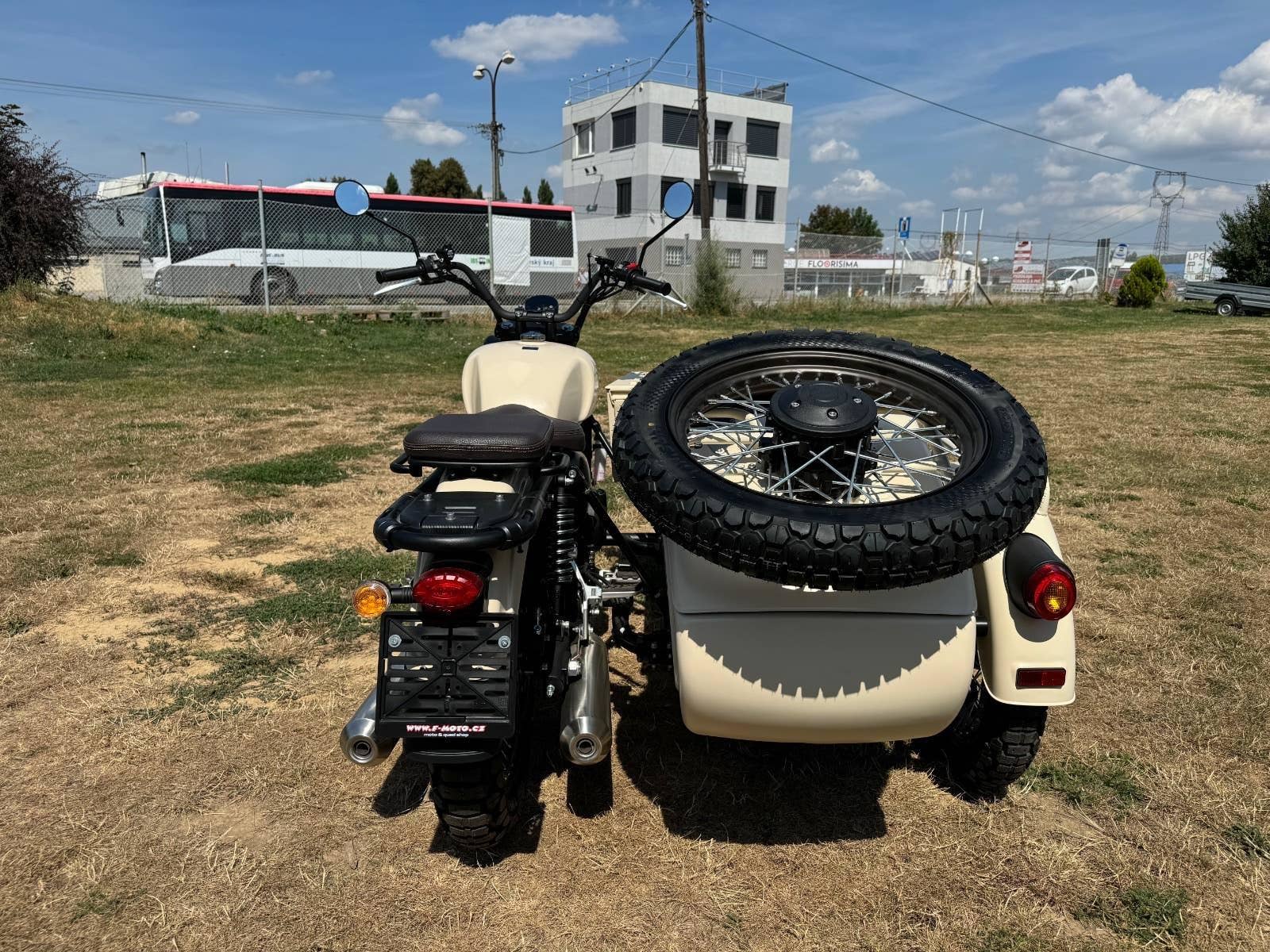 SWM - SIDECAR 520 - CREAM (NOVÁ, 2024), 259.990 Kč - TipMoto.com