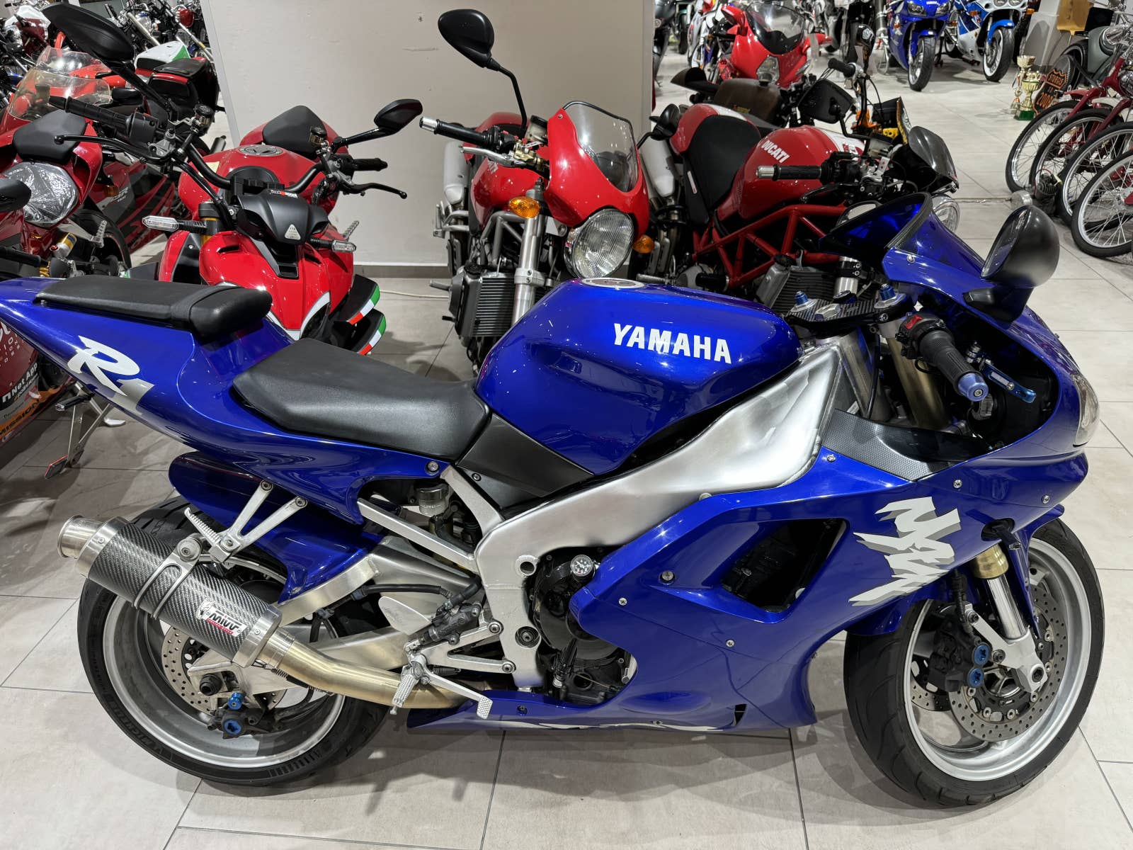 Yamaha YZF-R1 (1998) - TipMoto.com