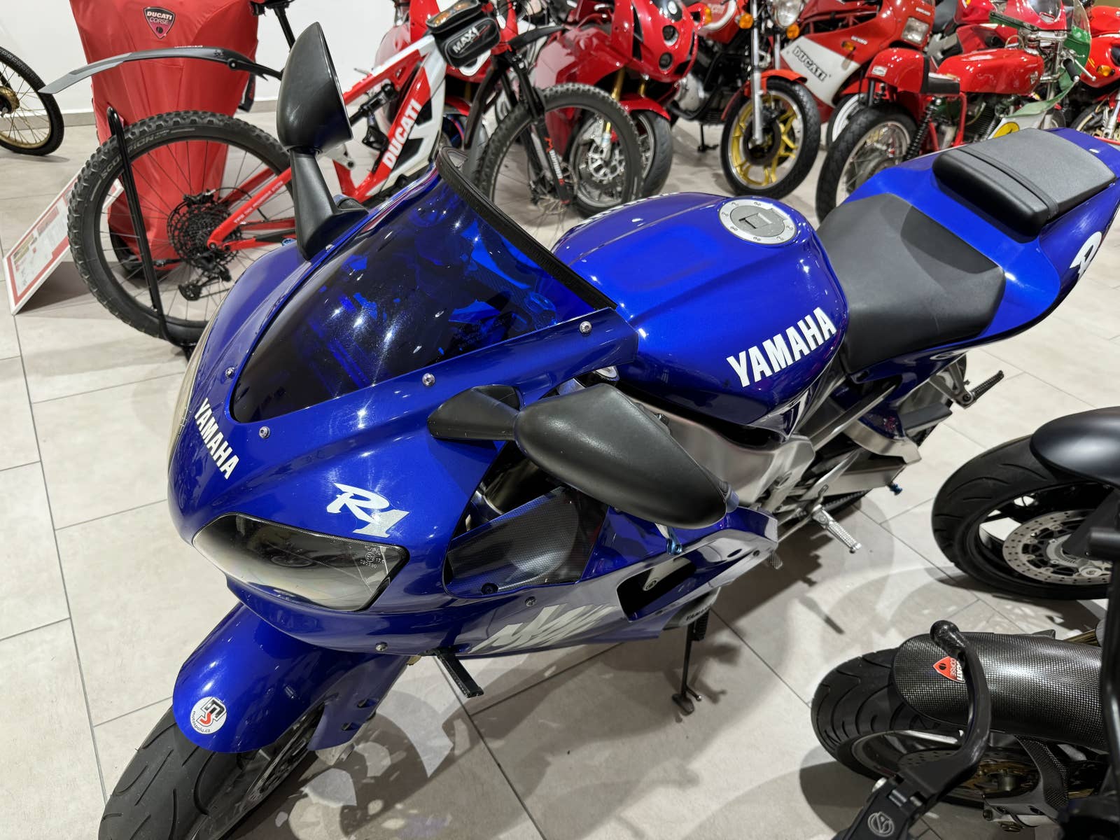 Yamaha YZF-R1 (1998) - TipMoto.com