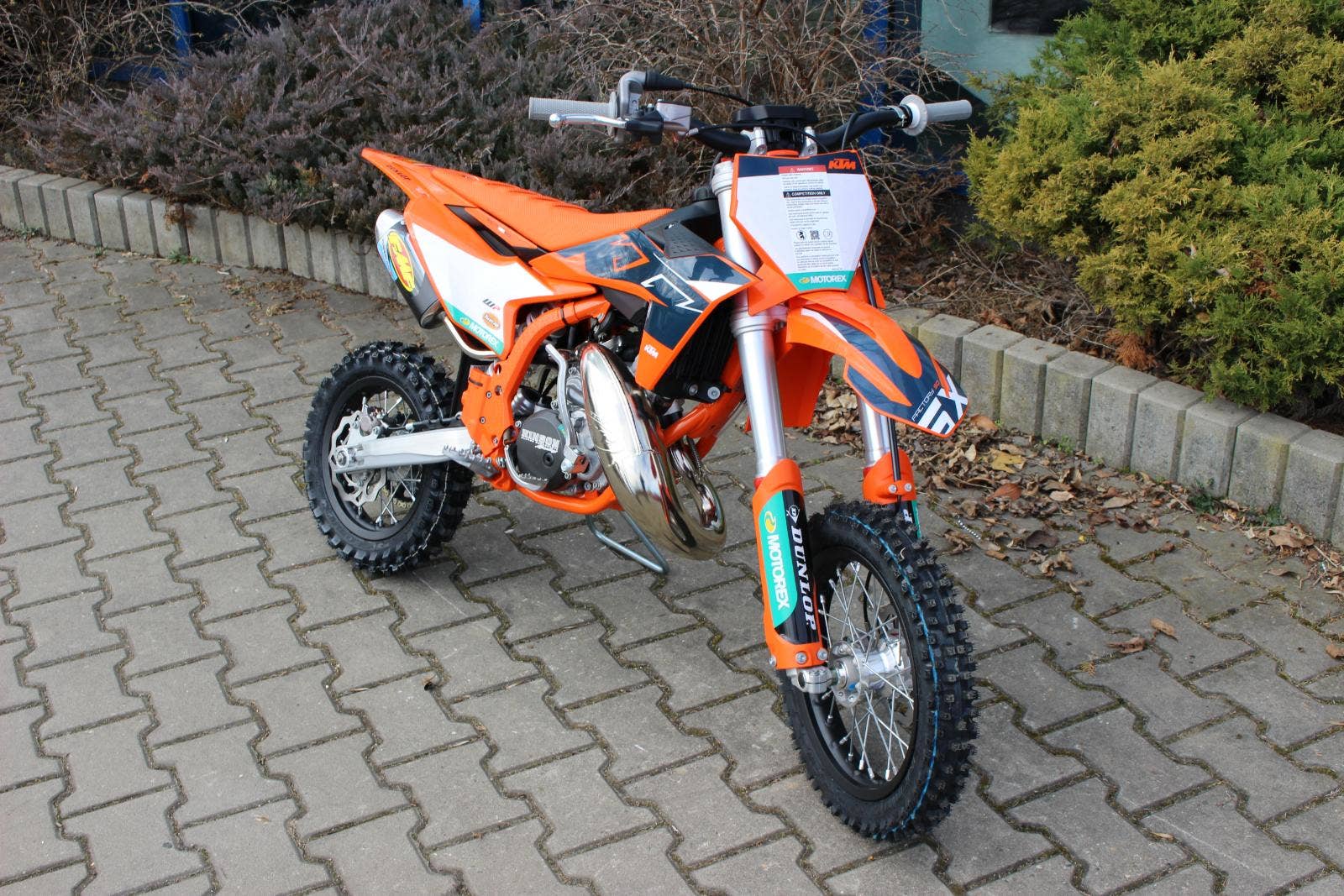 KTM 50 SX FACTORY 2025 (NOVÁ, 2025), 124.900 Kč - TipMoto.com
