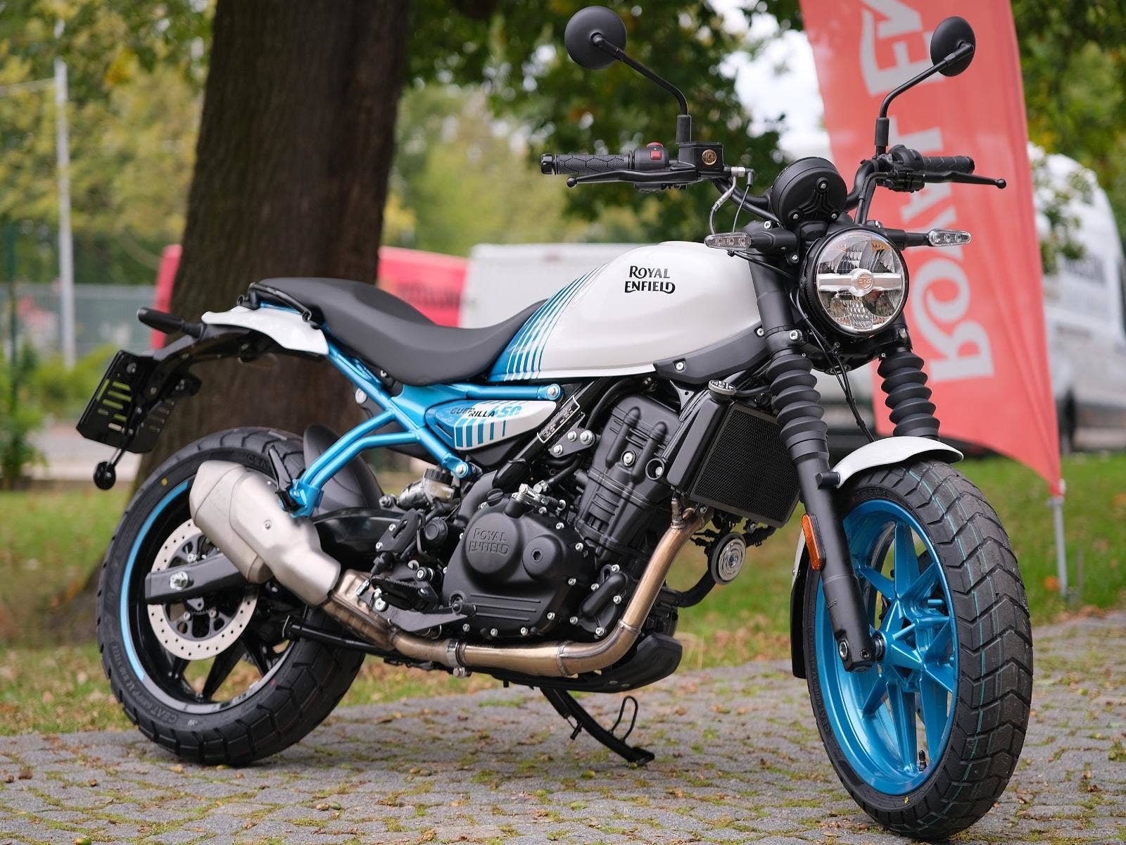 Royal Enfield Guerrilla 450 - BRAVA BLUE (NOVÁ, 2025), 139.990 Kč ...