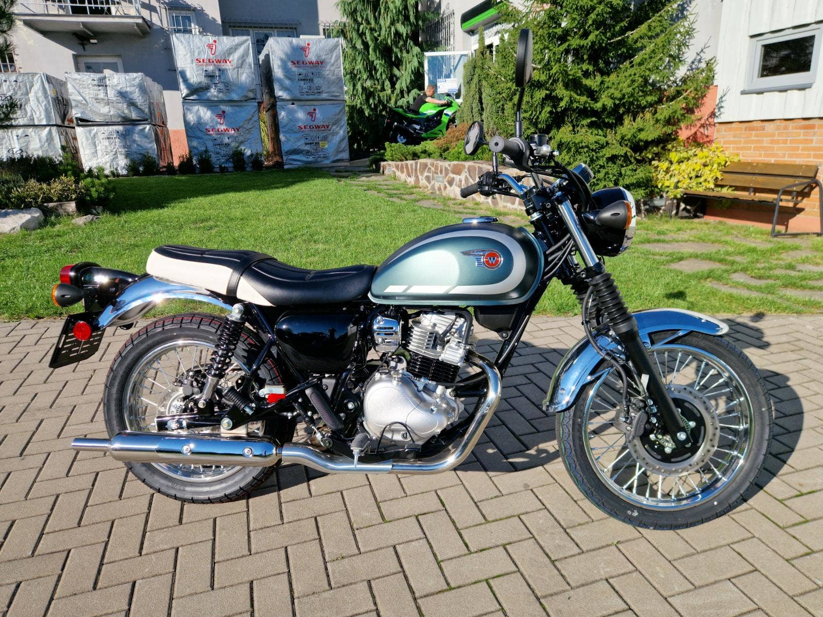 Kawasaki W 230 Metallic Matte Dark Green 2026 (NOVÁ, 2026), 122.900 Kč ...