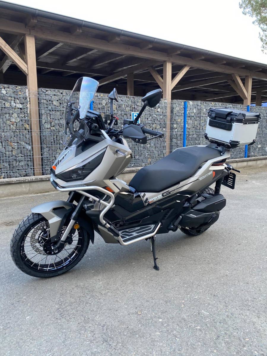 Zontes 368 Gizmo hnědá- skladem - kufr ZDARMA (NOVÁ, 2026), 143.700 Kč ...