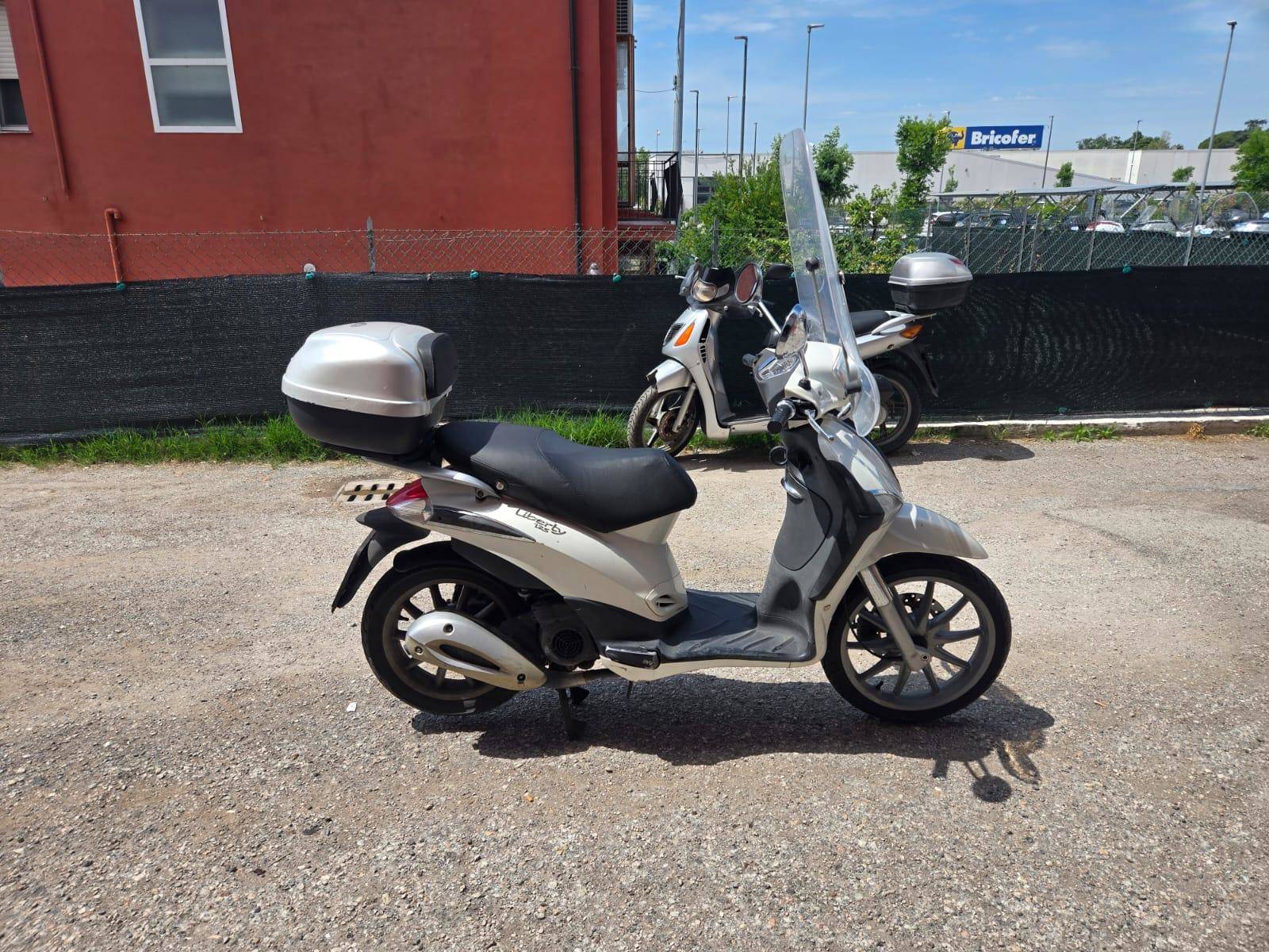 Piaggio Liberty 125 (2009) řp.sk. B, plexi, kufr (2009), 25.000 Kč ...