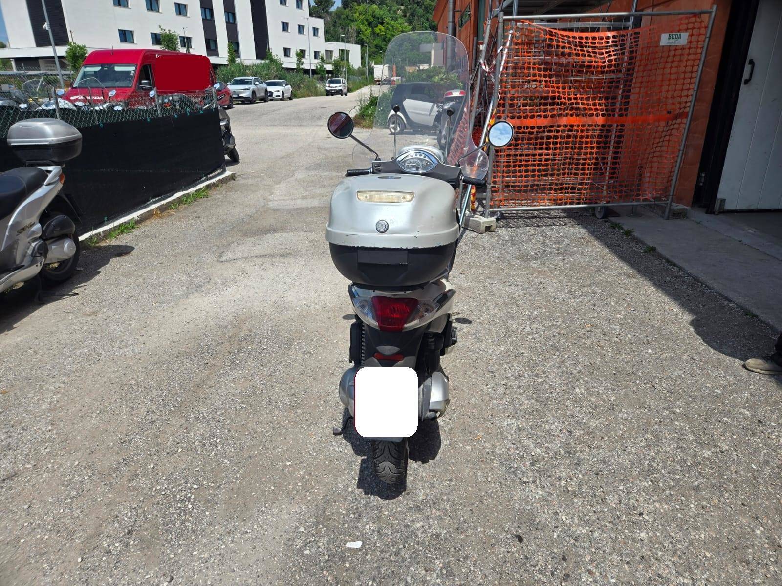 Piaggio Liberty 125 (2009) řp.sk. B, plexi, kufr (2009), 25.000 Kč ...